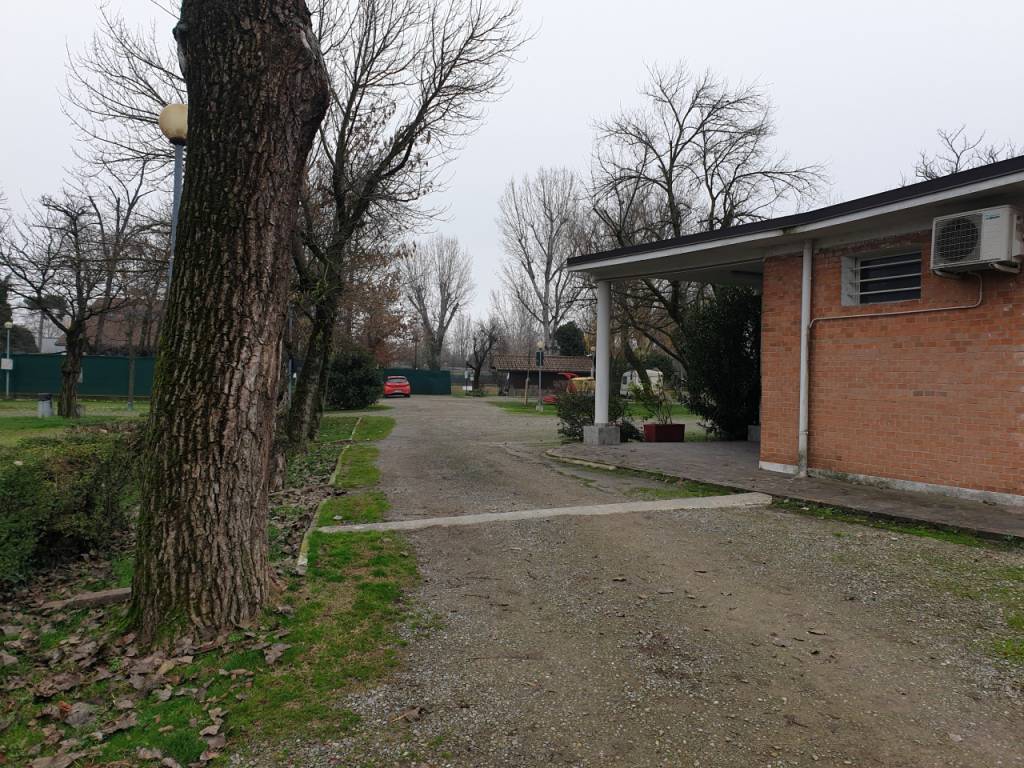 Attività commerciale Modena Nord, Modena, Rif. 100301256 - Immobiliare.it