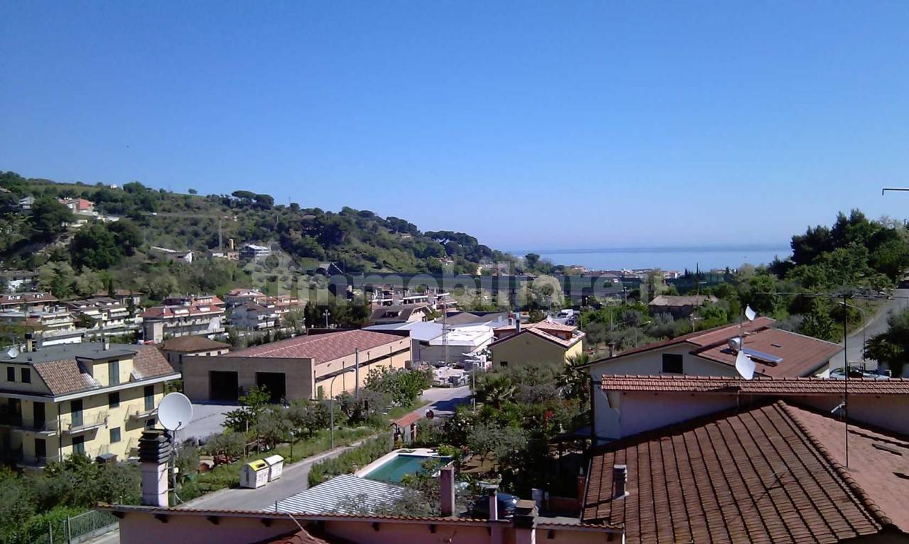 Trilocale ottimo stato, terzo piano, Cupra Marittima