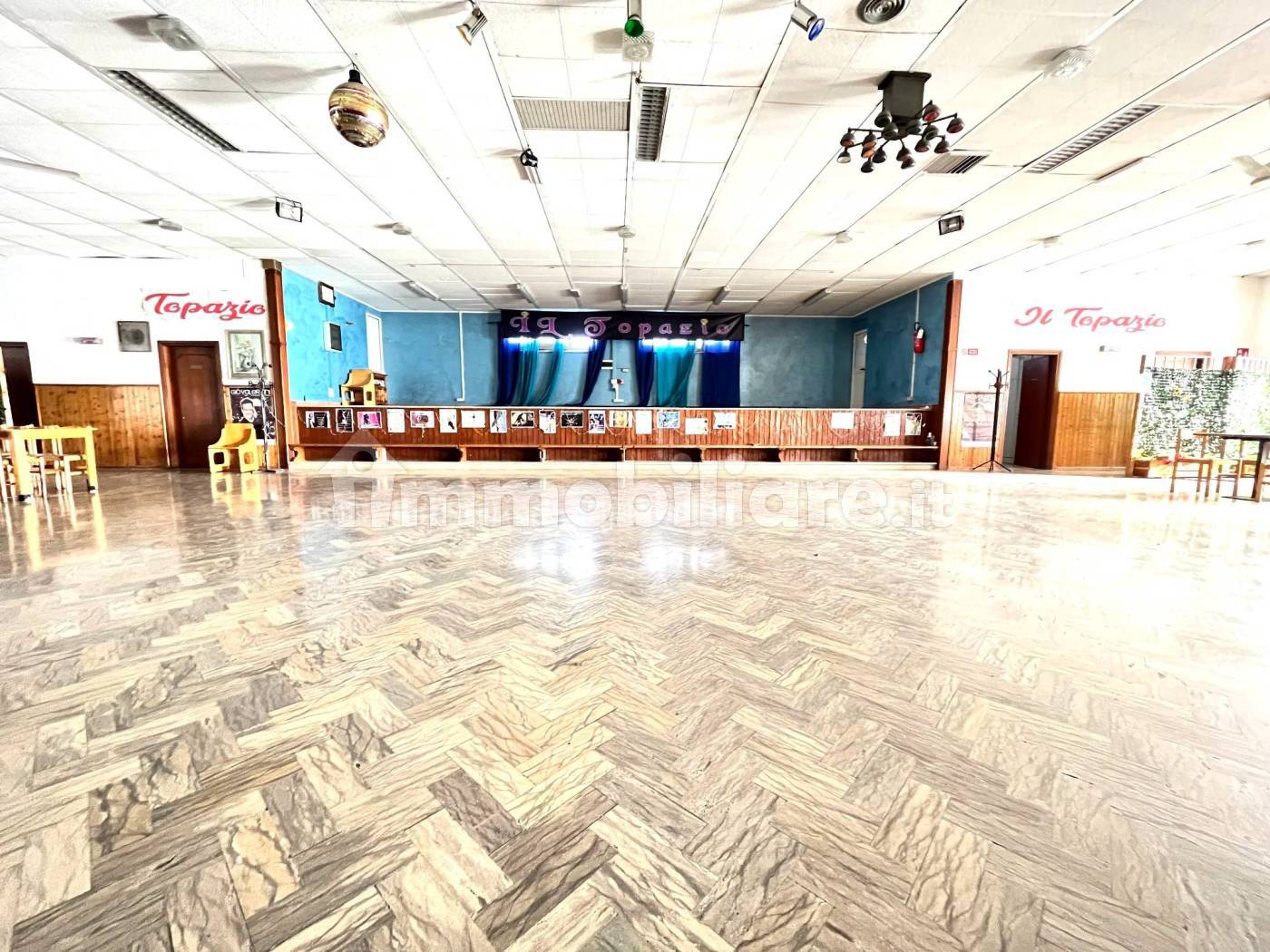 Locale commerciale in Vendita