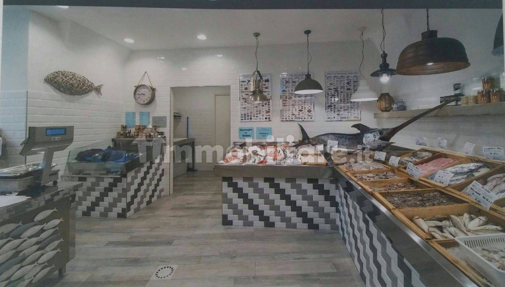 Locale commerciale in Vendita