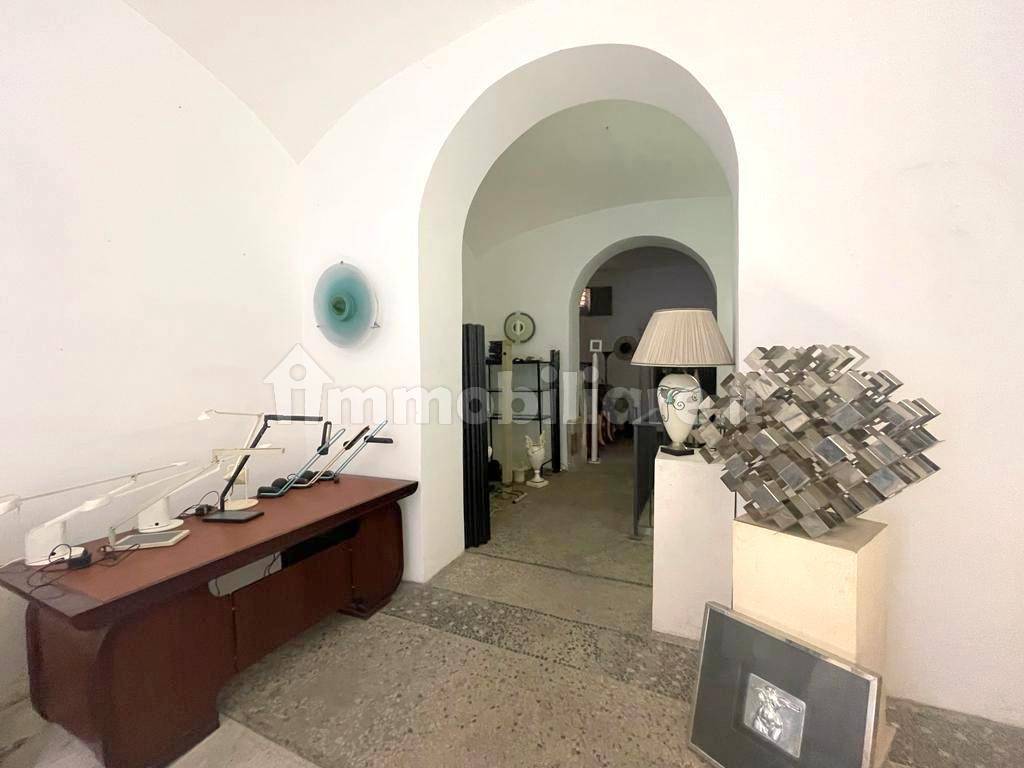 Locale commerciale in Vendita