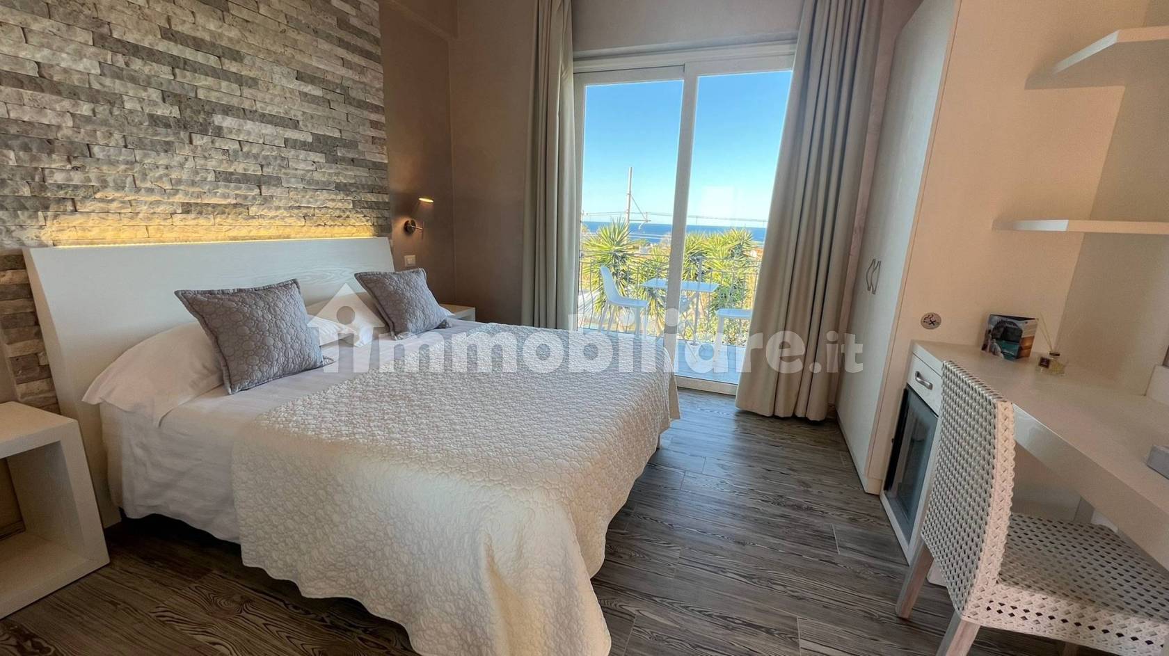 Hotel con laboratorio in Vendita