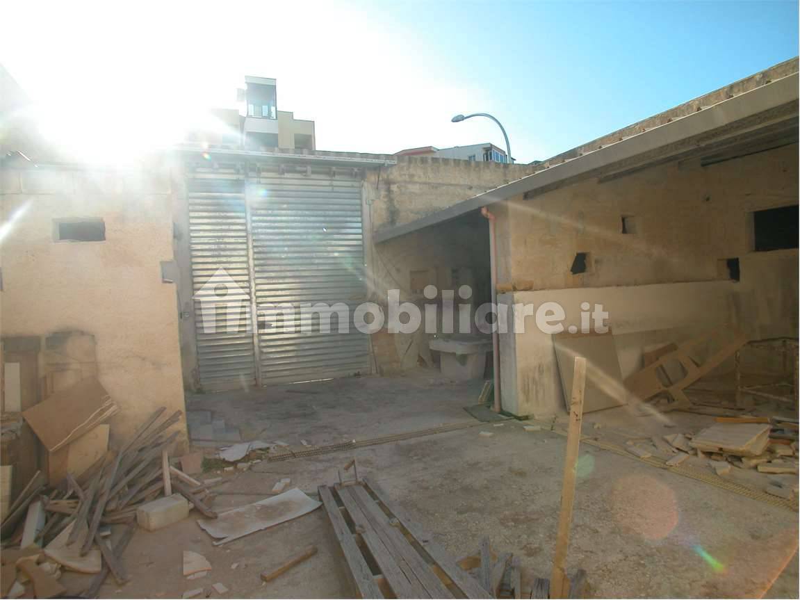 Locale commerciale con laboratorio in Vendita