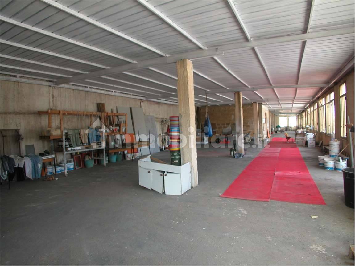 Locale commerciale in Vendita