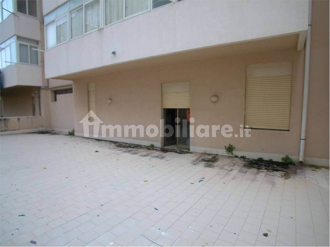 Locale commerciale in Vendita