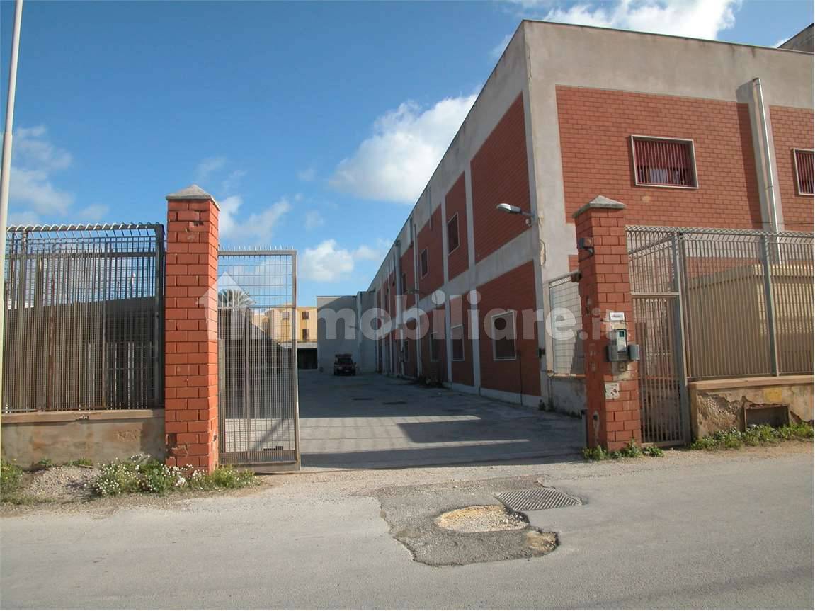 Locale commerciale con laboratorio in Vendita