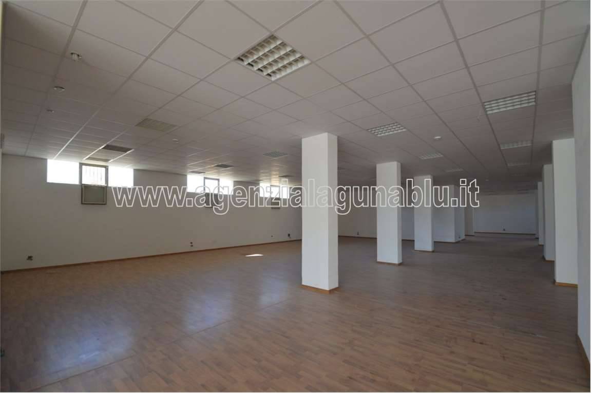 Locale commerciale in Vendita