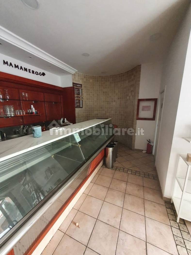 Locale commerciale in Vendita