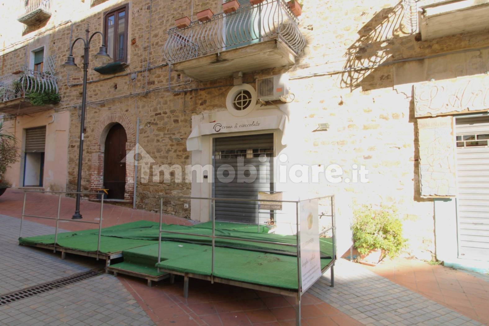 Locale commerciale in Vendita