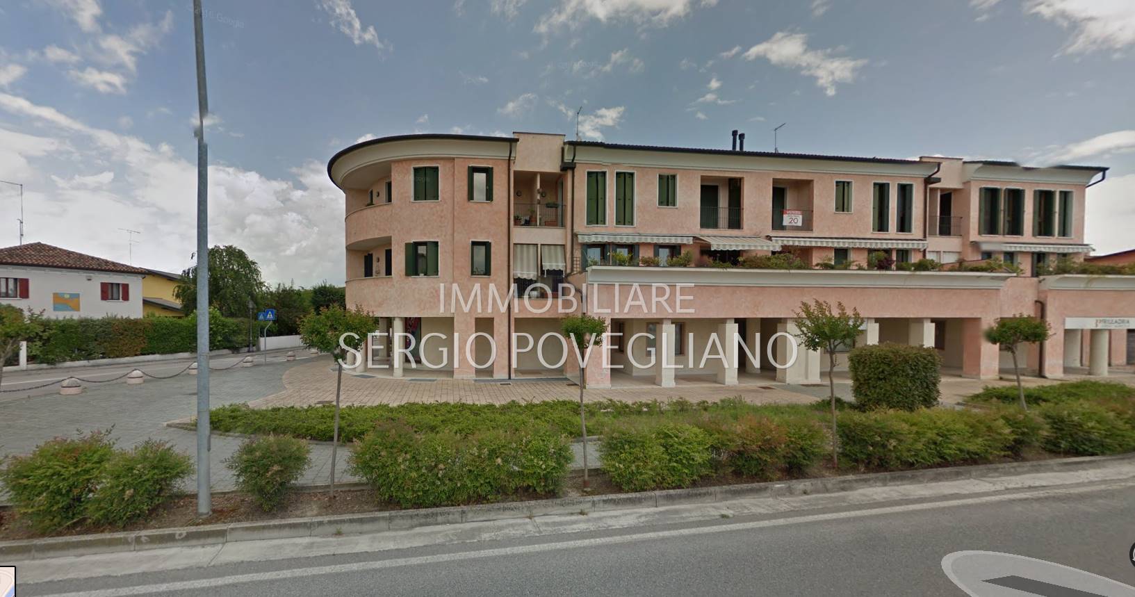 Locale commerciale in Vendita