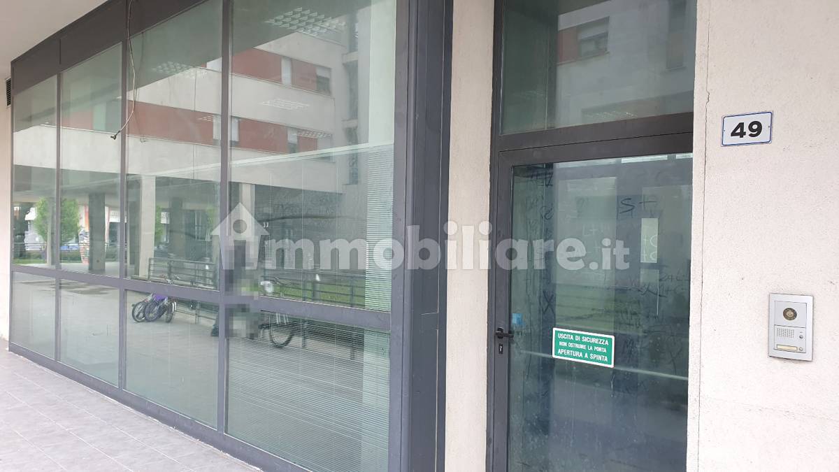 Locale commerciale in Vendita