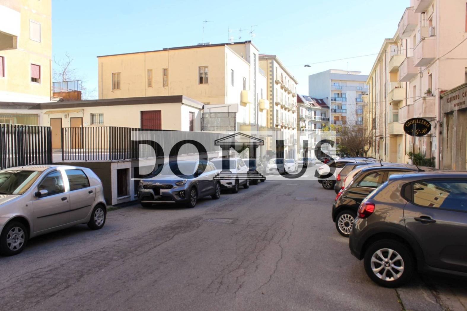 Locale commerciale con laboratorio in Vendita