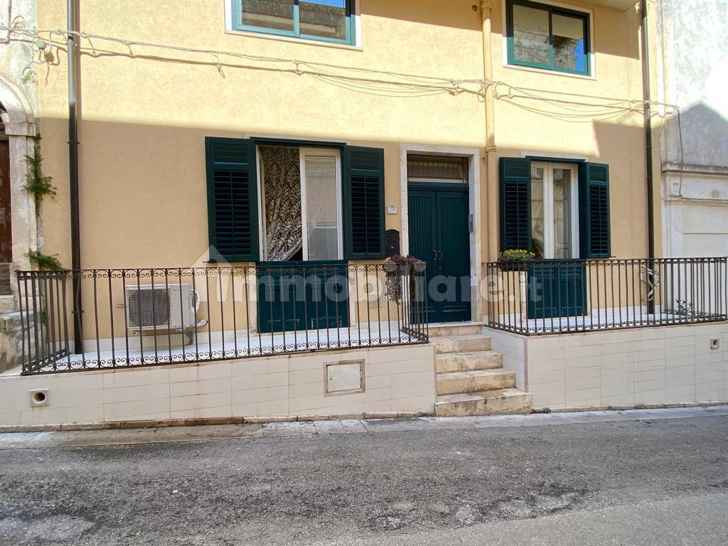 Trilocale ottimo stato, piano terra, Centro, Ispica