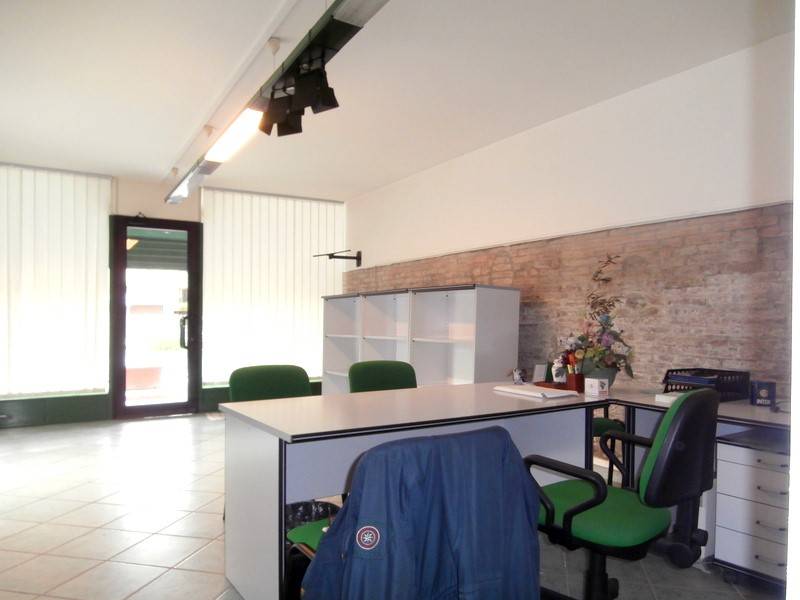 Locale commerciale in Vendita