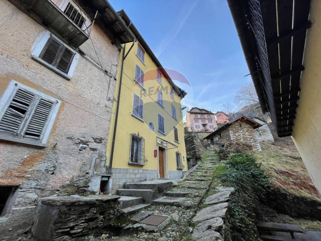 Vendita Terratetto plurifamiliare Gurro. Buono stato, con balcone ...