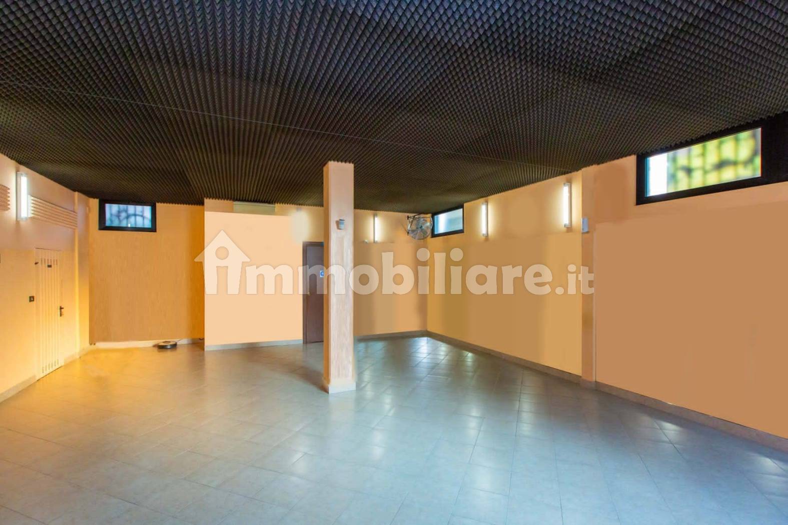 Locale commerciale in Vendita