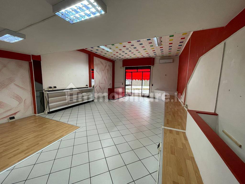 Locale commerciale in Vendita