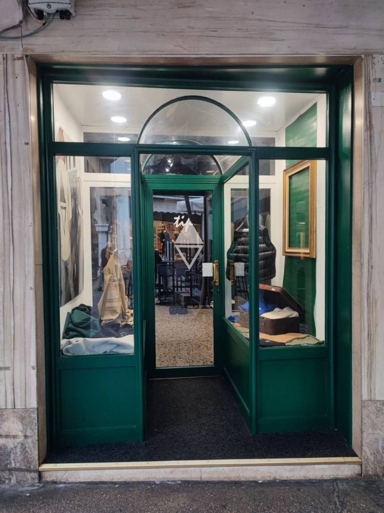 Locale commerciale in Vendita