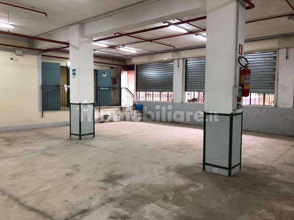 Locale commerciale con laboratorio in Vendita