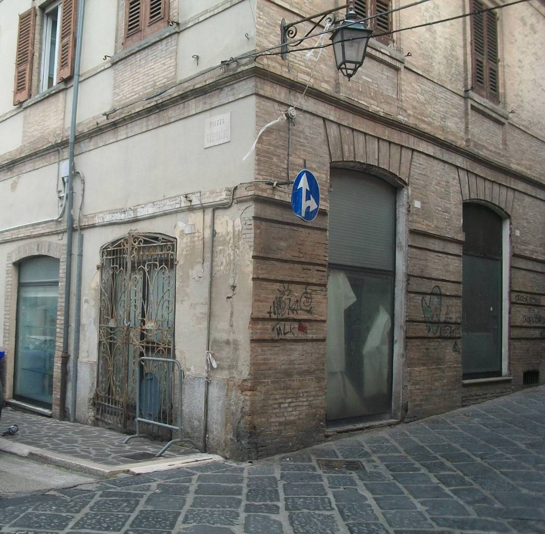 Locale commerciale in Vendita