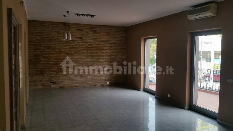 Locale commerciale in Vendita