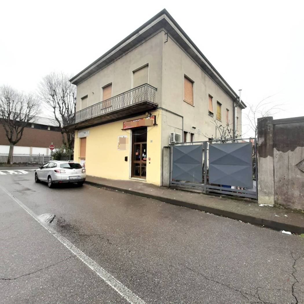 Locale commerciale in Vendita