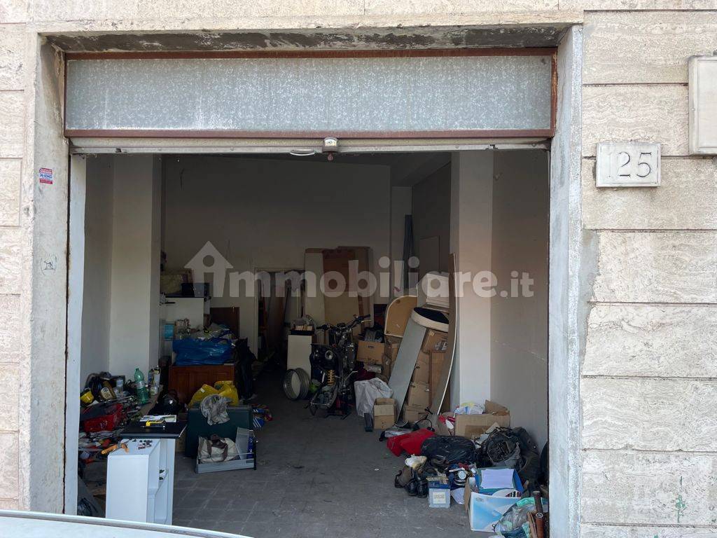 Locale commerciale in Vendita