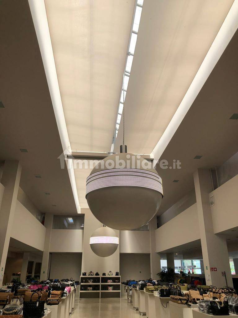 Locale commerciale in Vendita