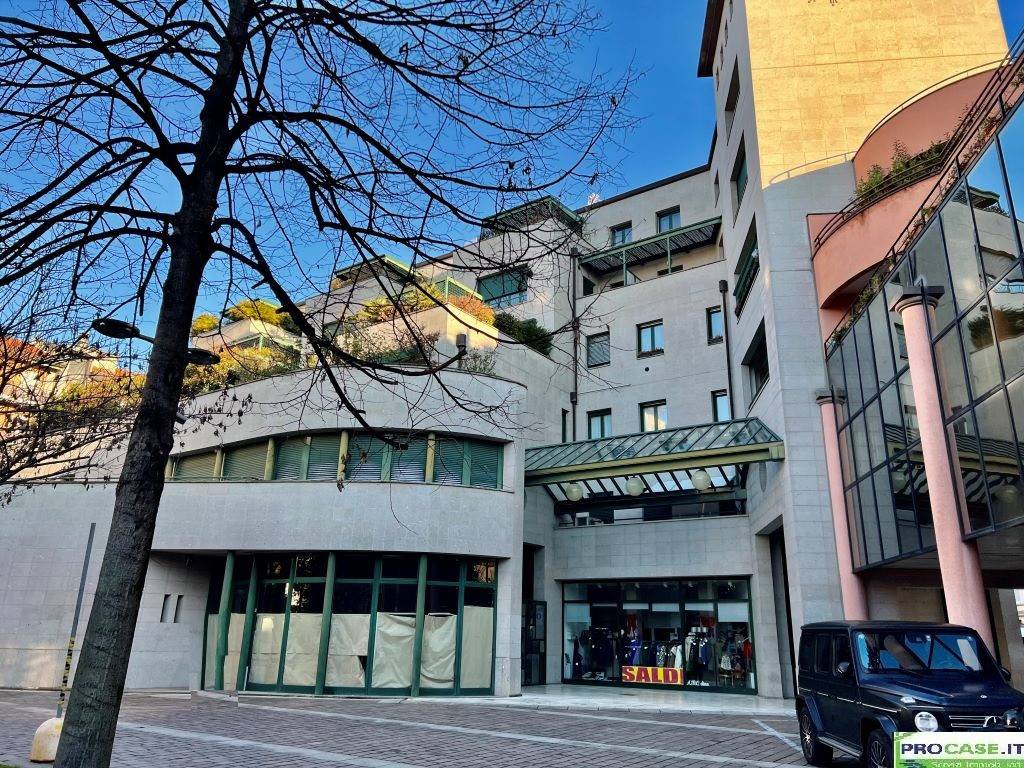 Locale commerciale in Vendita