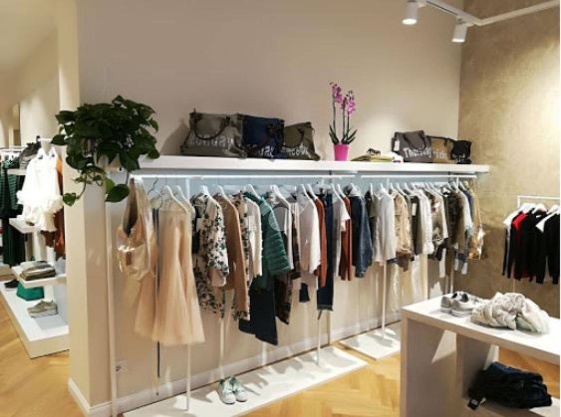 Locale commerciale in Vendita