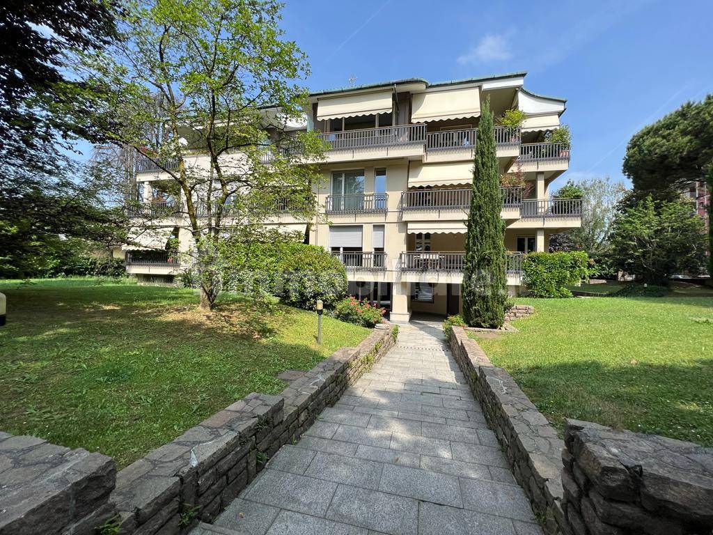 Trilocale via Antonio Rezzonico 9, Centro, Carate Brianza