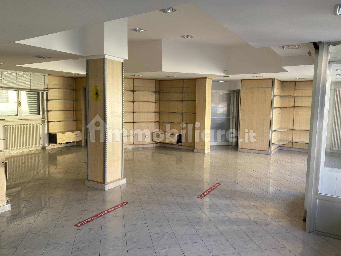 Locale commerciale con laboratorio in Vendita