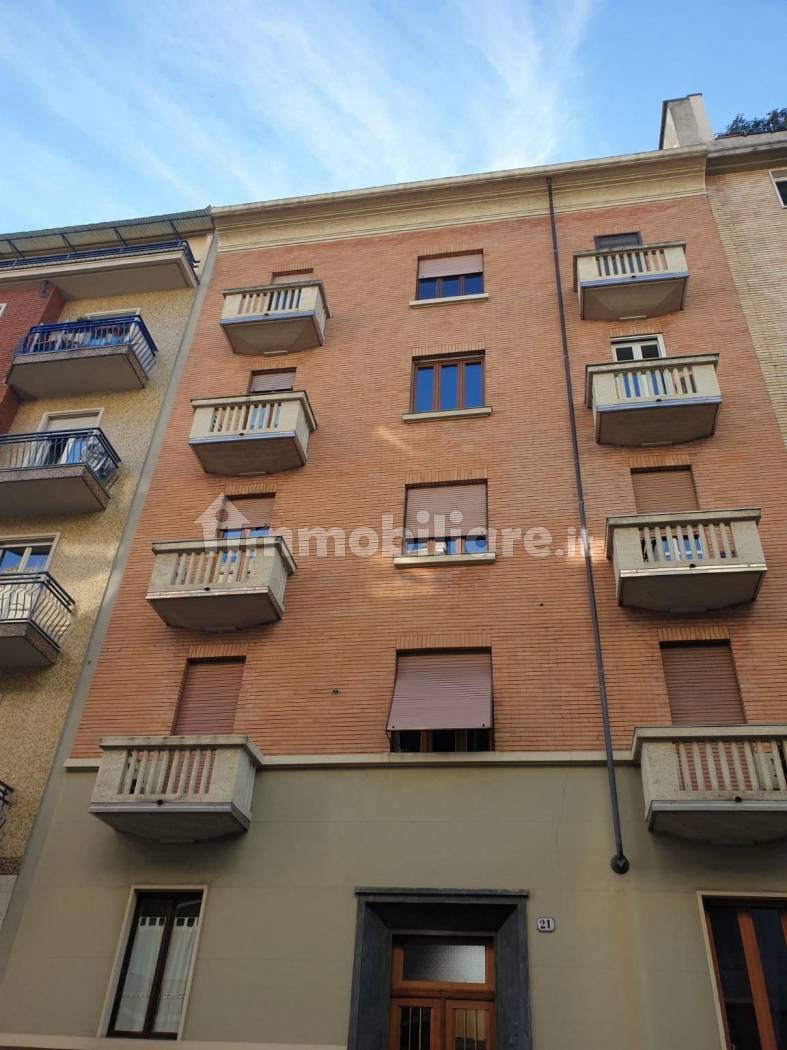 Trilocale via Arona 21, Parella, Torino