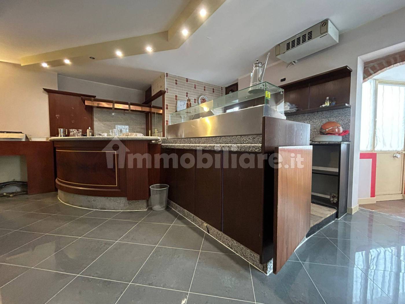 Locale commerciale in Vendita