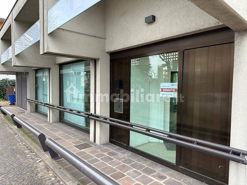 Locale commerciale in Vendita