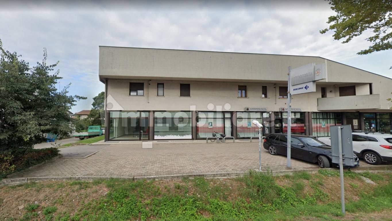 Locale commerciale in Vendita