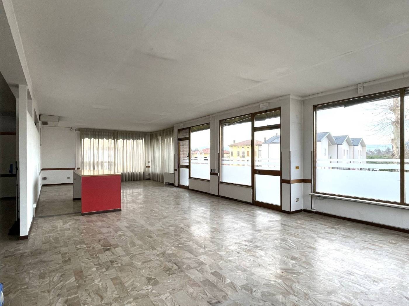 Locale commerciale con laboratorio in Vendita