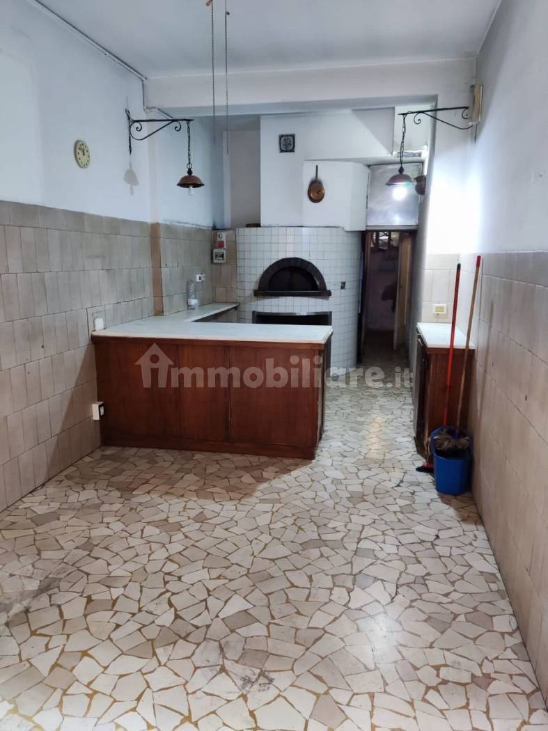 Pizzeria con laboratorio in Vendita