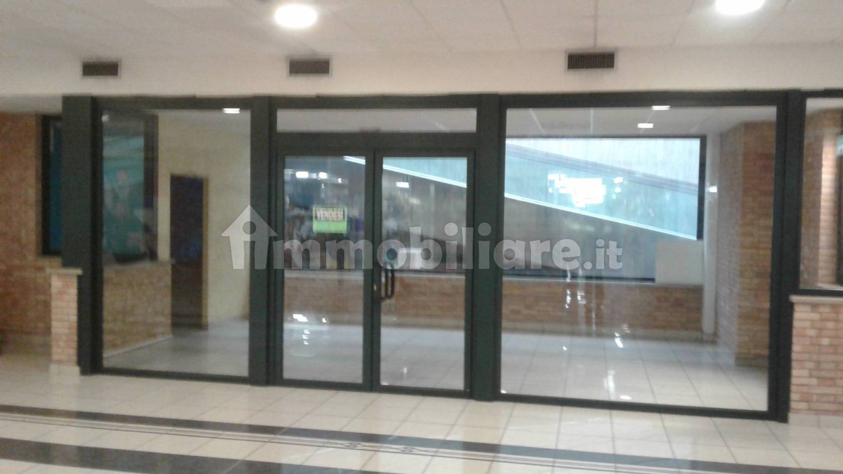 Locale commerciale in Vendita