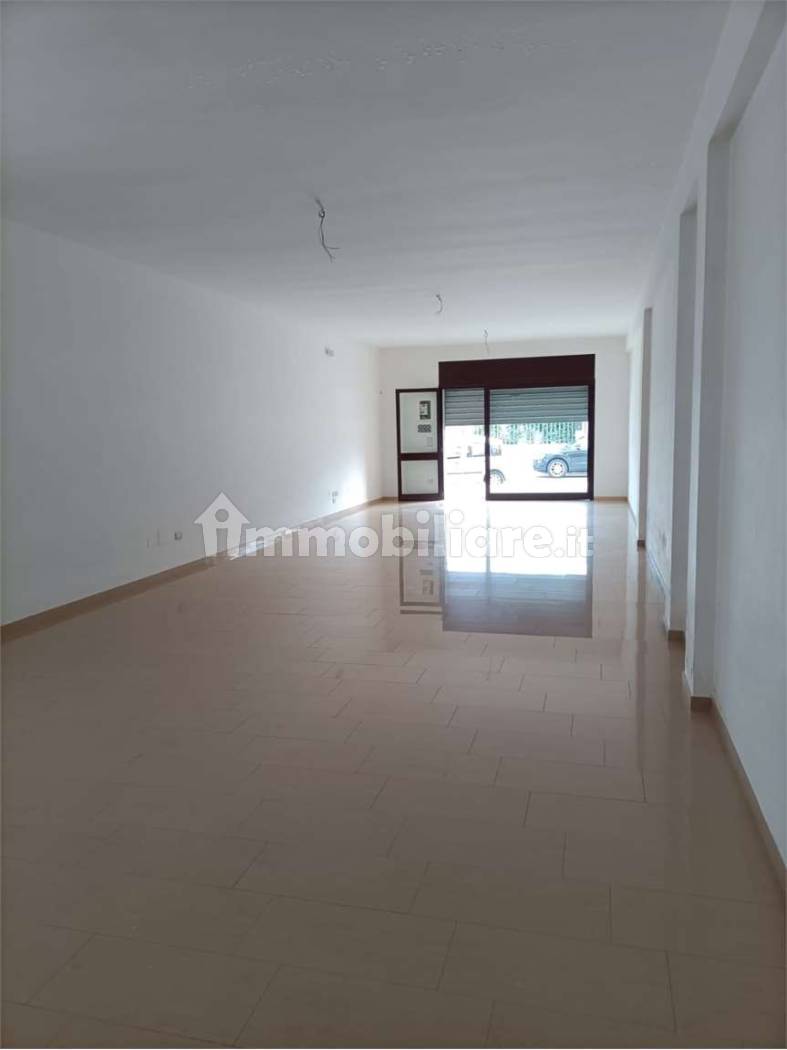 Locale commerciale in Vendita