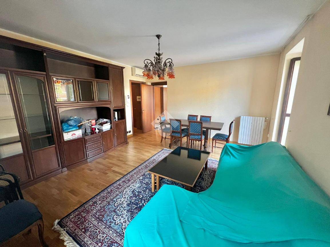 Appartamento via Madonnina 10, Varedo