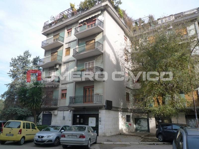 Locale commerciale in Vendita