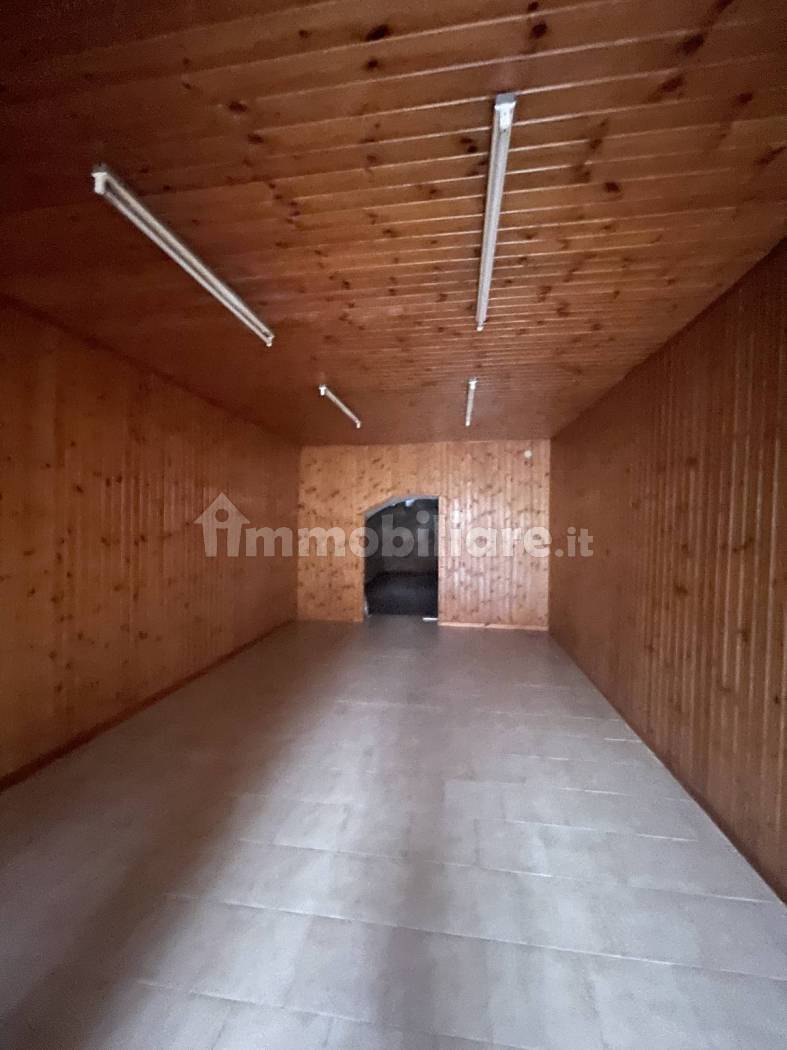 Locale commerciale con laboratorio in Vendita