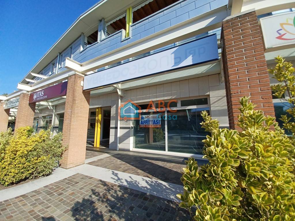 Locale commerciale in Vendita