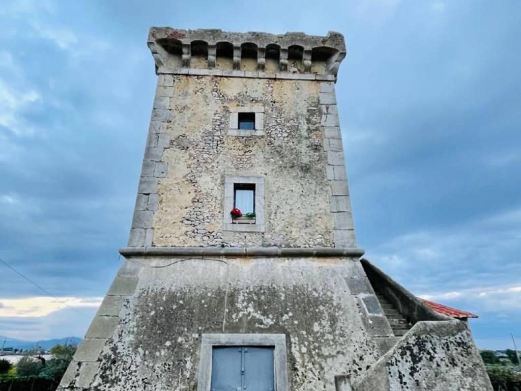 Palazzo - Edificio via Appia, Terracina, rif. 100700115 - Immobiliare.it