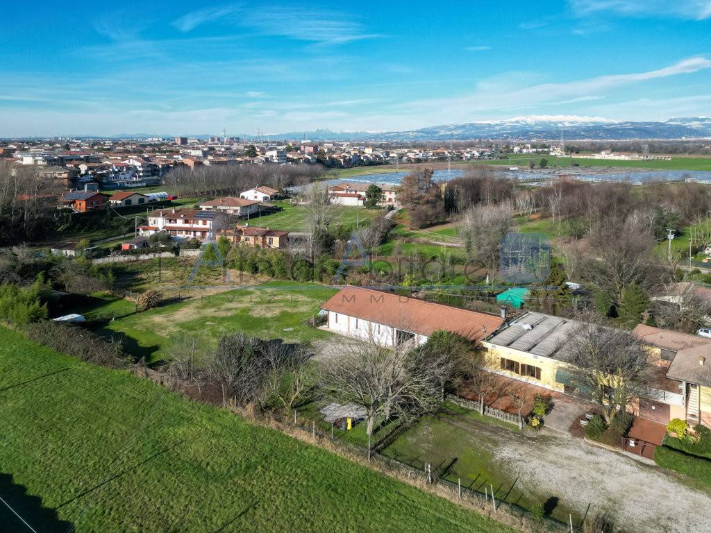 Locale commerciale con laboratorio in Vendita