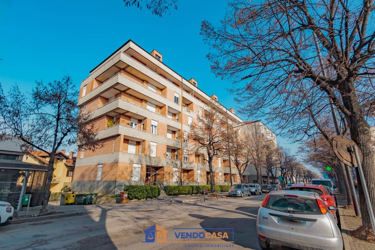 Trilocale Regina Elena 52, Centro, Fossano