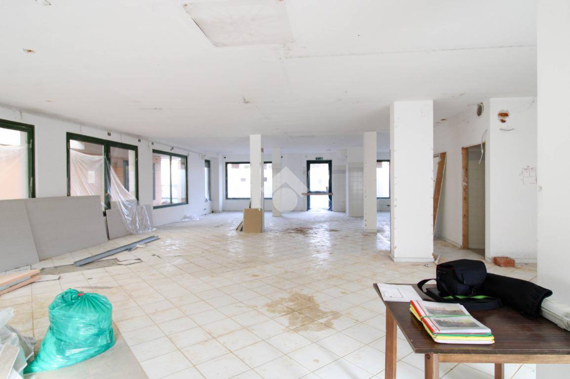 Locale commerciale in Vendita