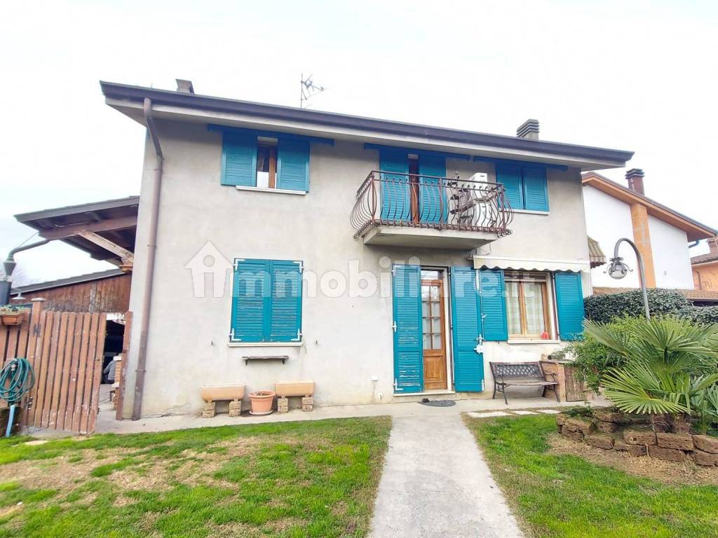 Vendita Villa a schiera in via Castello 311 Sustinente. Posto auto, con ...