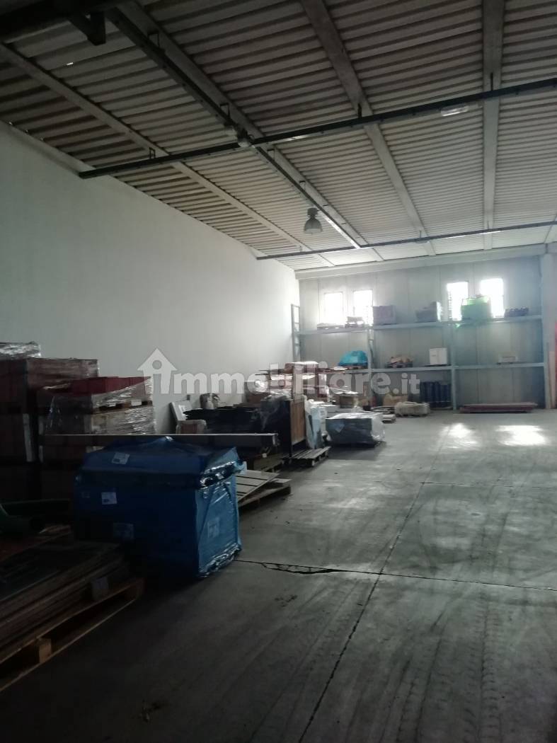 Locale commerciale con laboratorio in Vendita